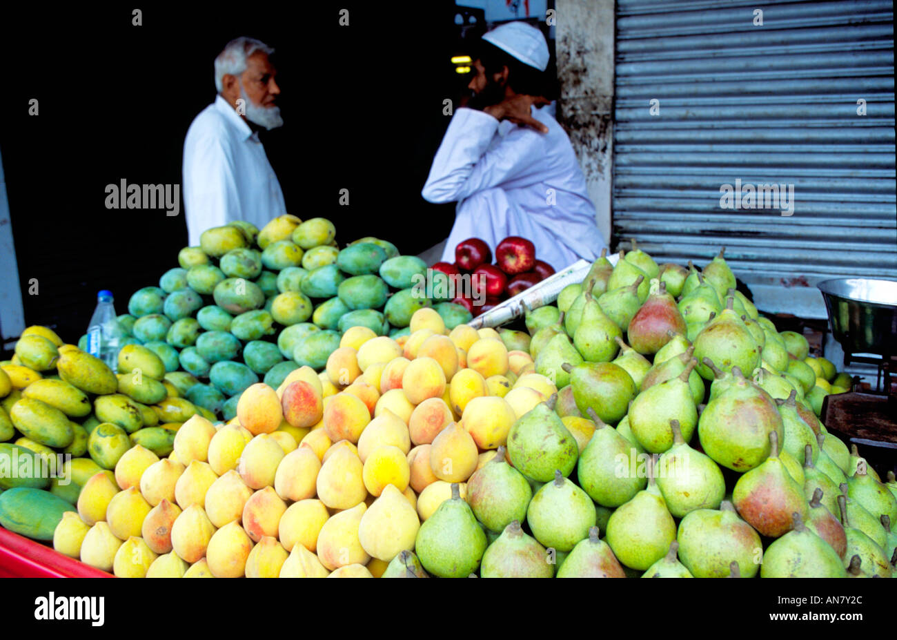 India bombay mumbai fresh fruits hi-res stock photography and images ...
