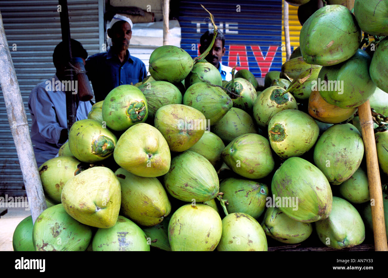 India bombay mumbai fresh fruits hi-res stock photography and images ...