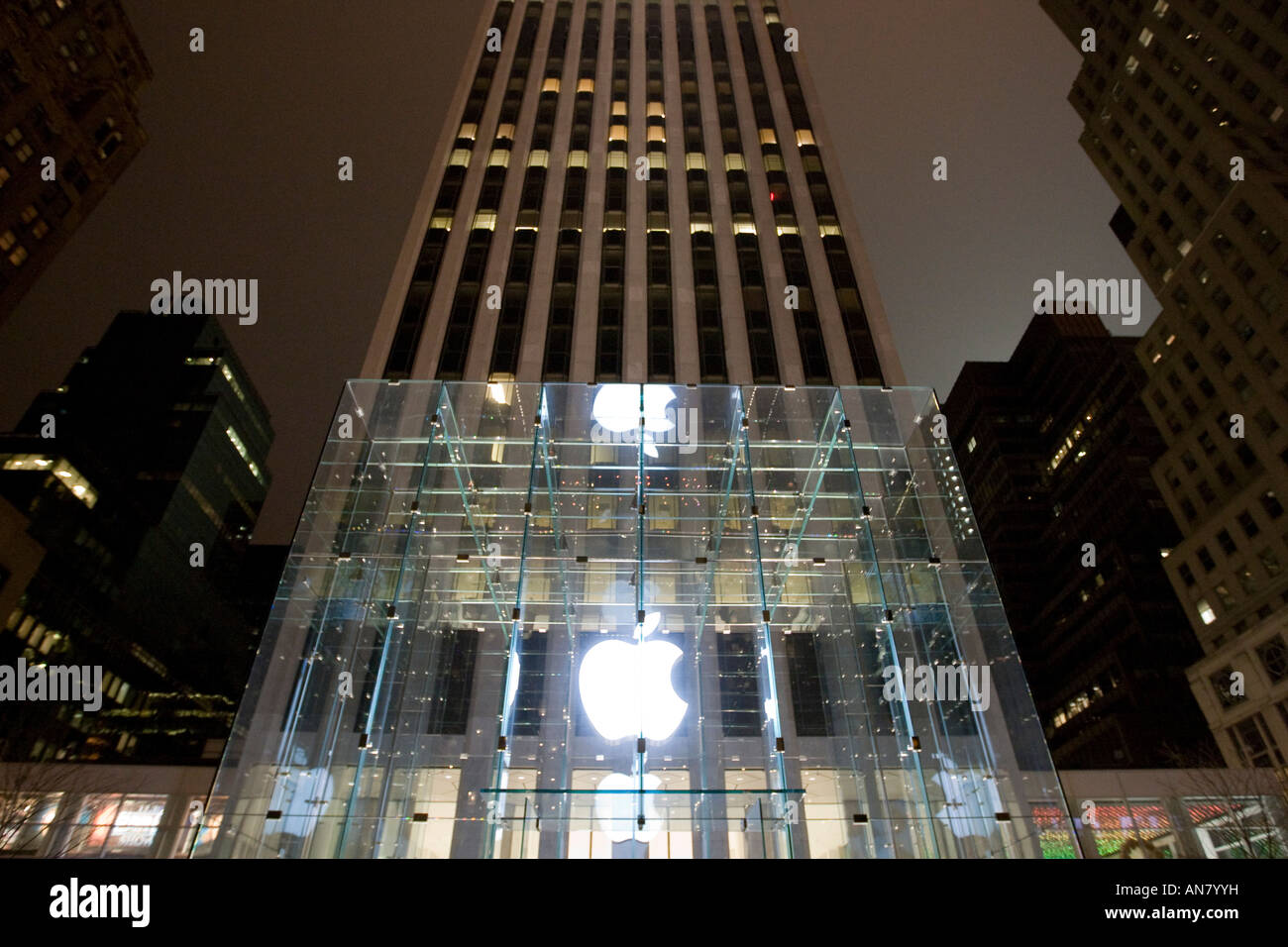Apple Store on Fifth Avenue in New York USA 22 December 2007 Stock ...
