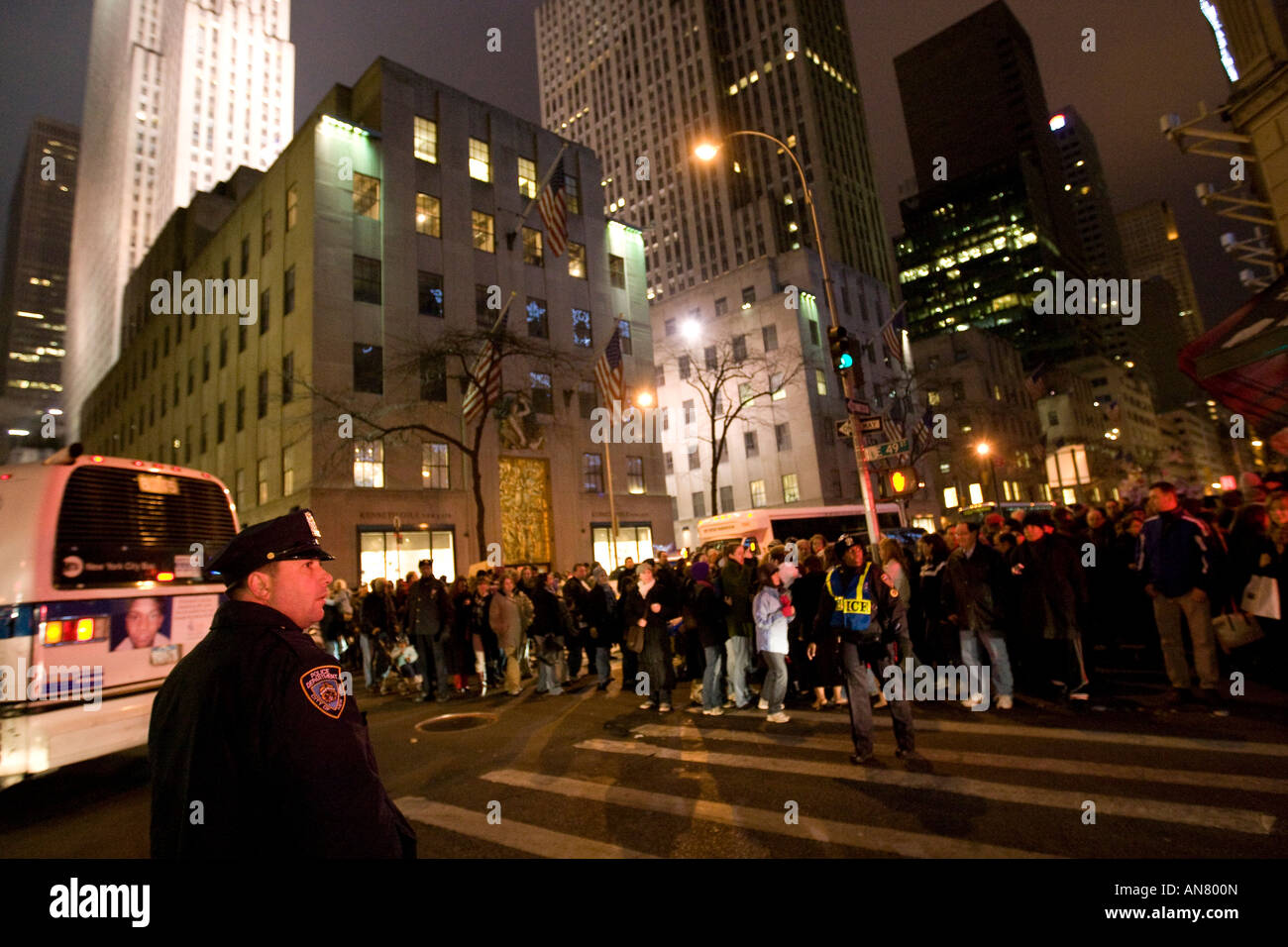 Christmas shopping on Fifth avenue in New York USA 22 December 2007 ...