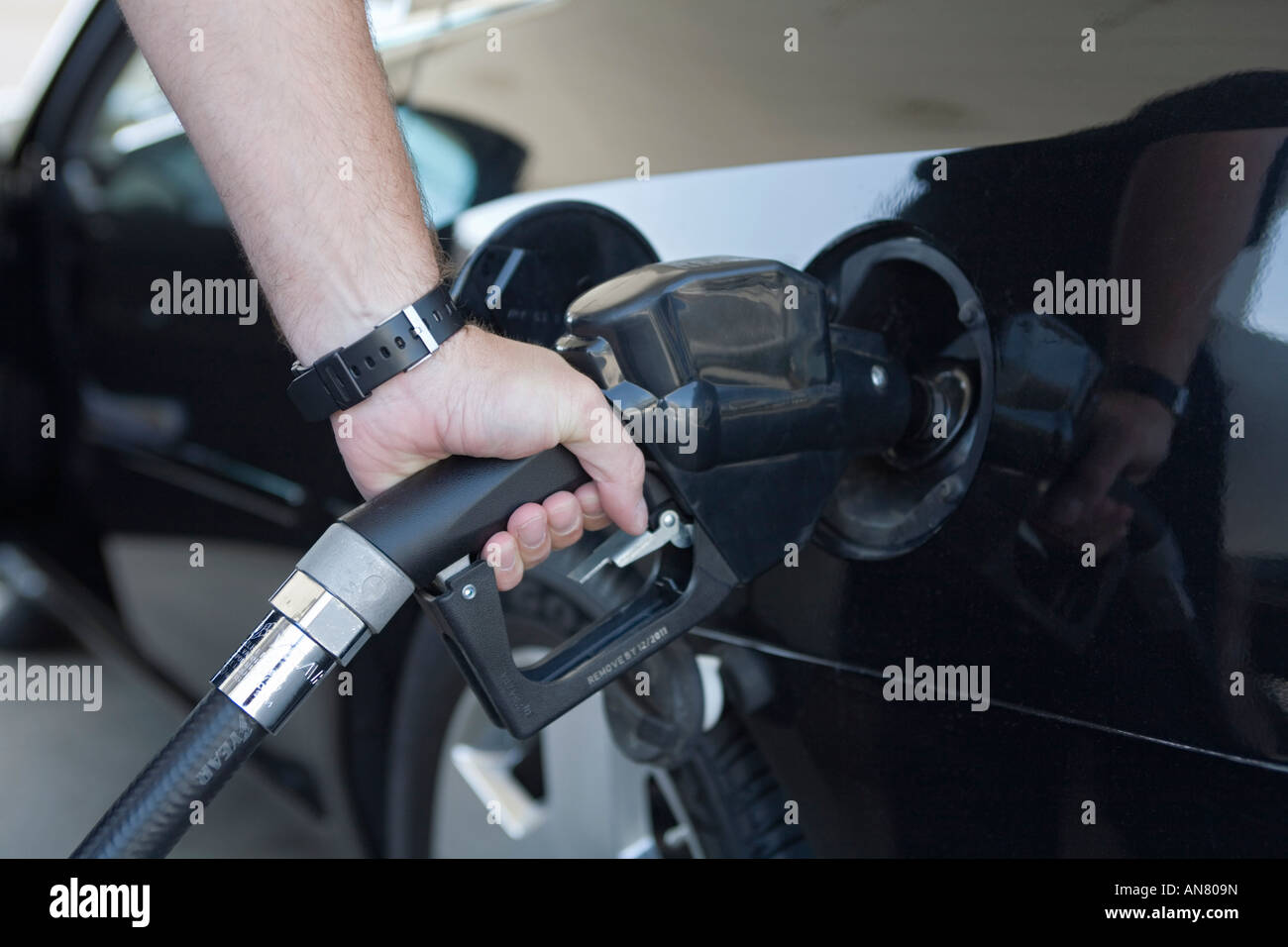 Filling a car with gas at a service station Stock Photo - Alamy