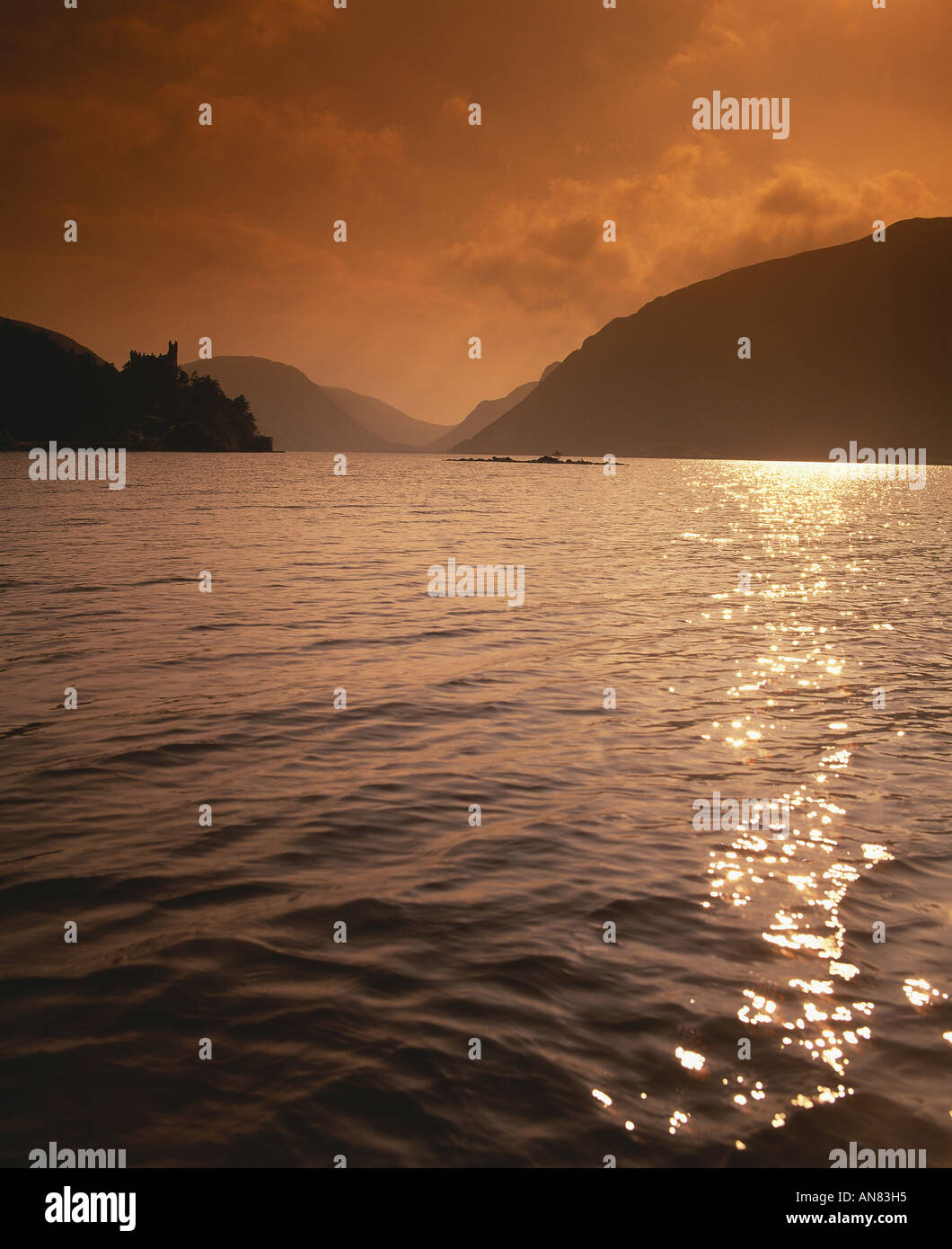 GlenVeagh Castle seen at sunset across Lough Veagh Stock Photo - Alamy