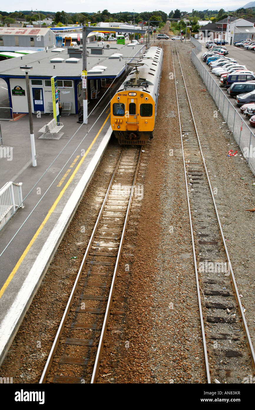 Commuter train waits at platform Stock Photo - Alamy