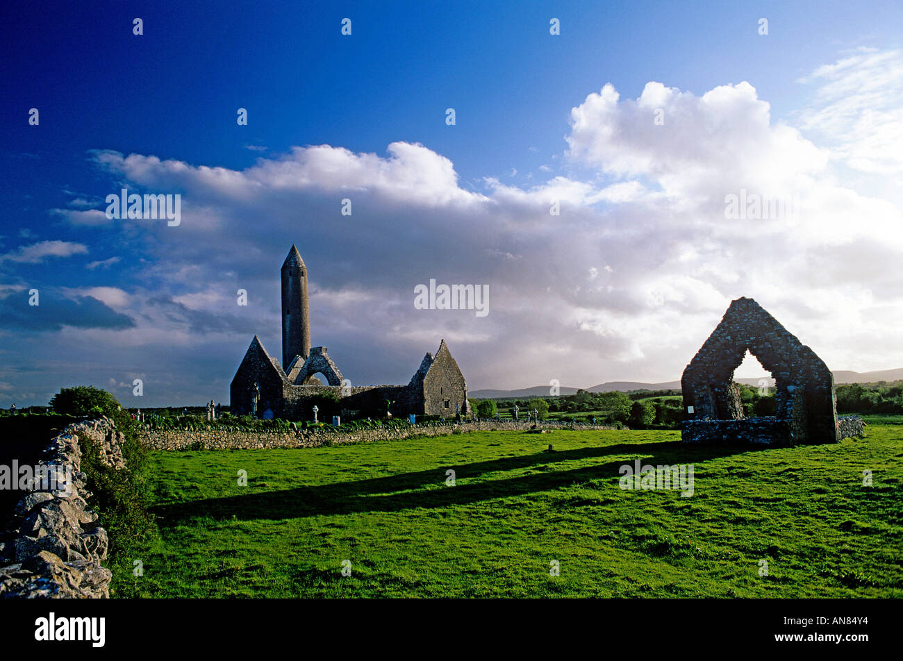The Round Tower and monastic remains at Kilmacduagh Stock Photo - Alamy