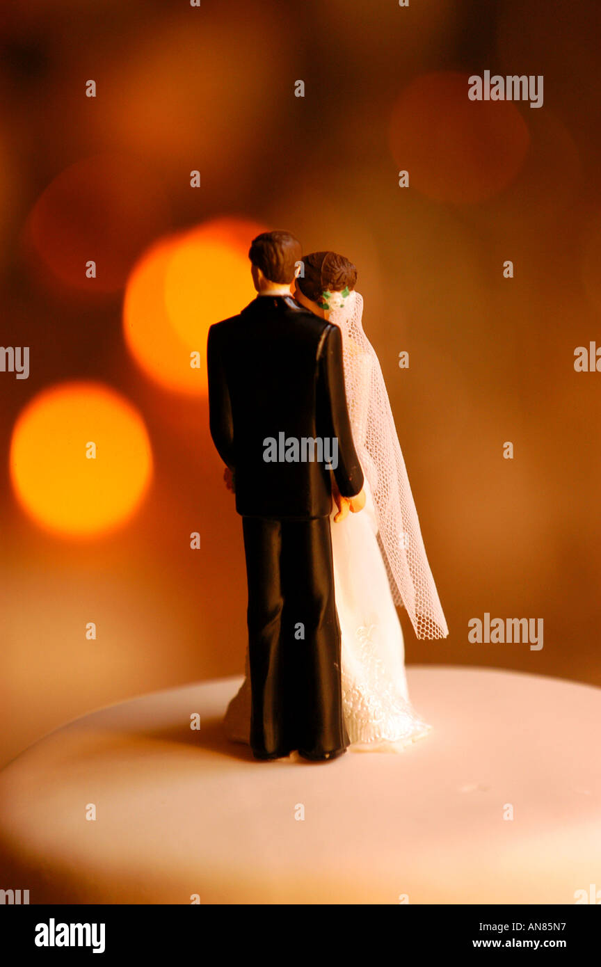 Bride and Groom figures on a wedding cake Stock Photo - Alamy