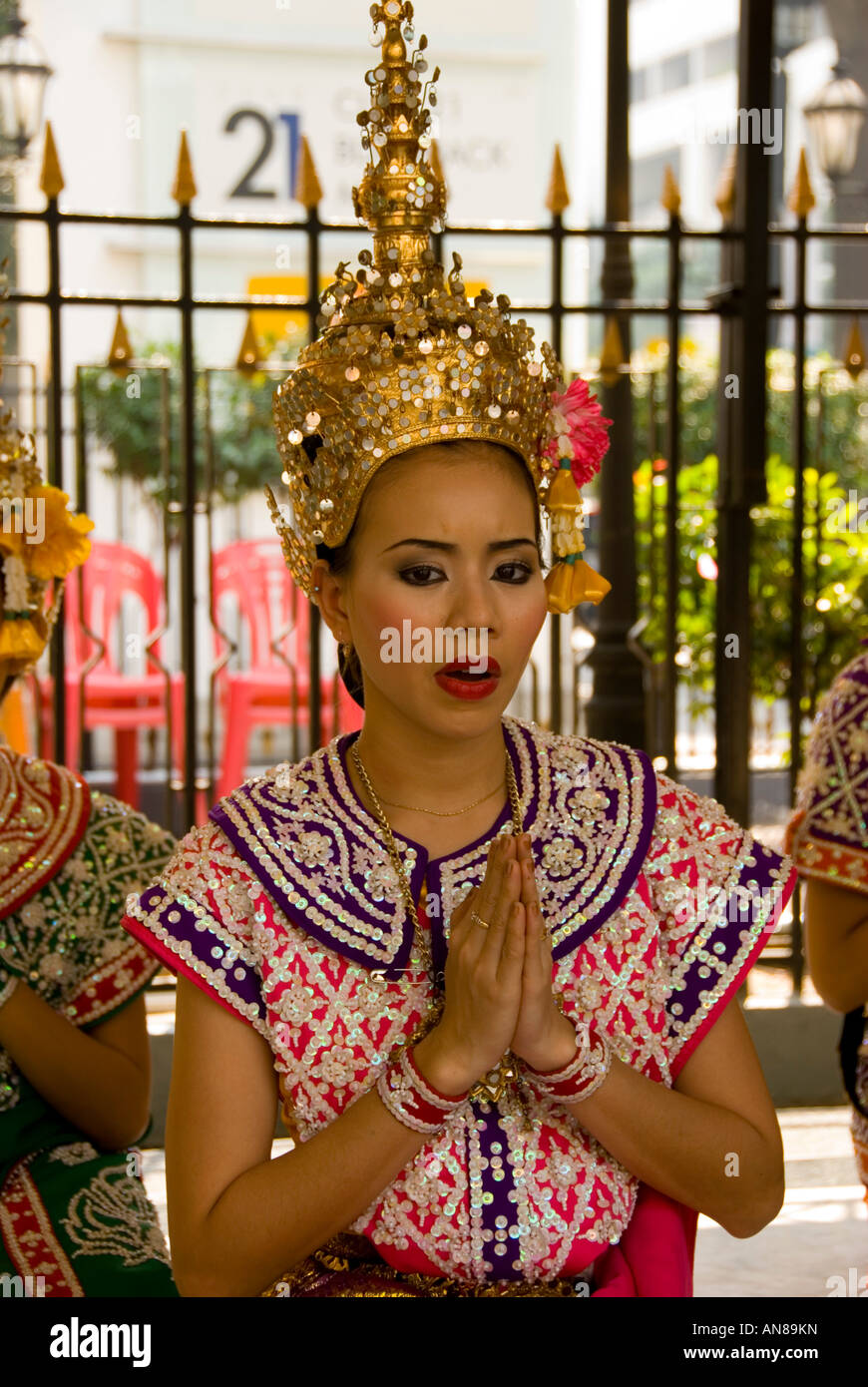 Erawan shrine dancer hi-res stock photography and images - Alamy