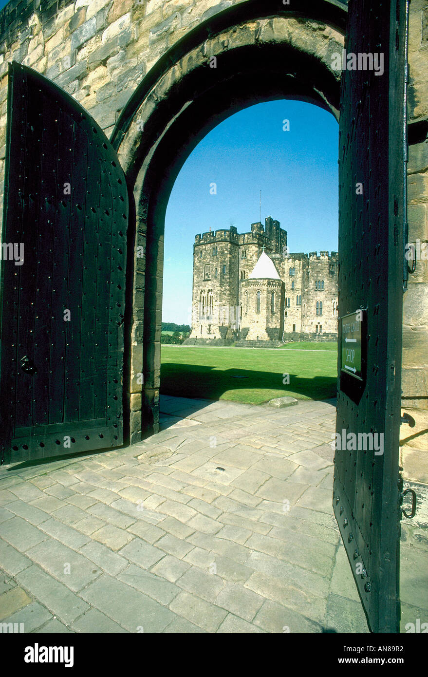A gateway of Norman and later Alnwick Castle Stock Photo - Alamy