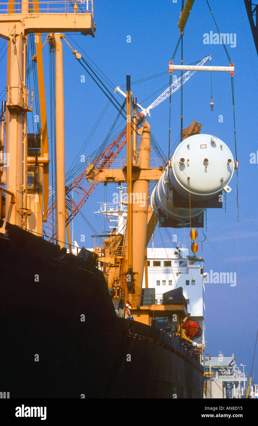 pressure vessel being loaded on cargo ship Stock Photo - Alamy