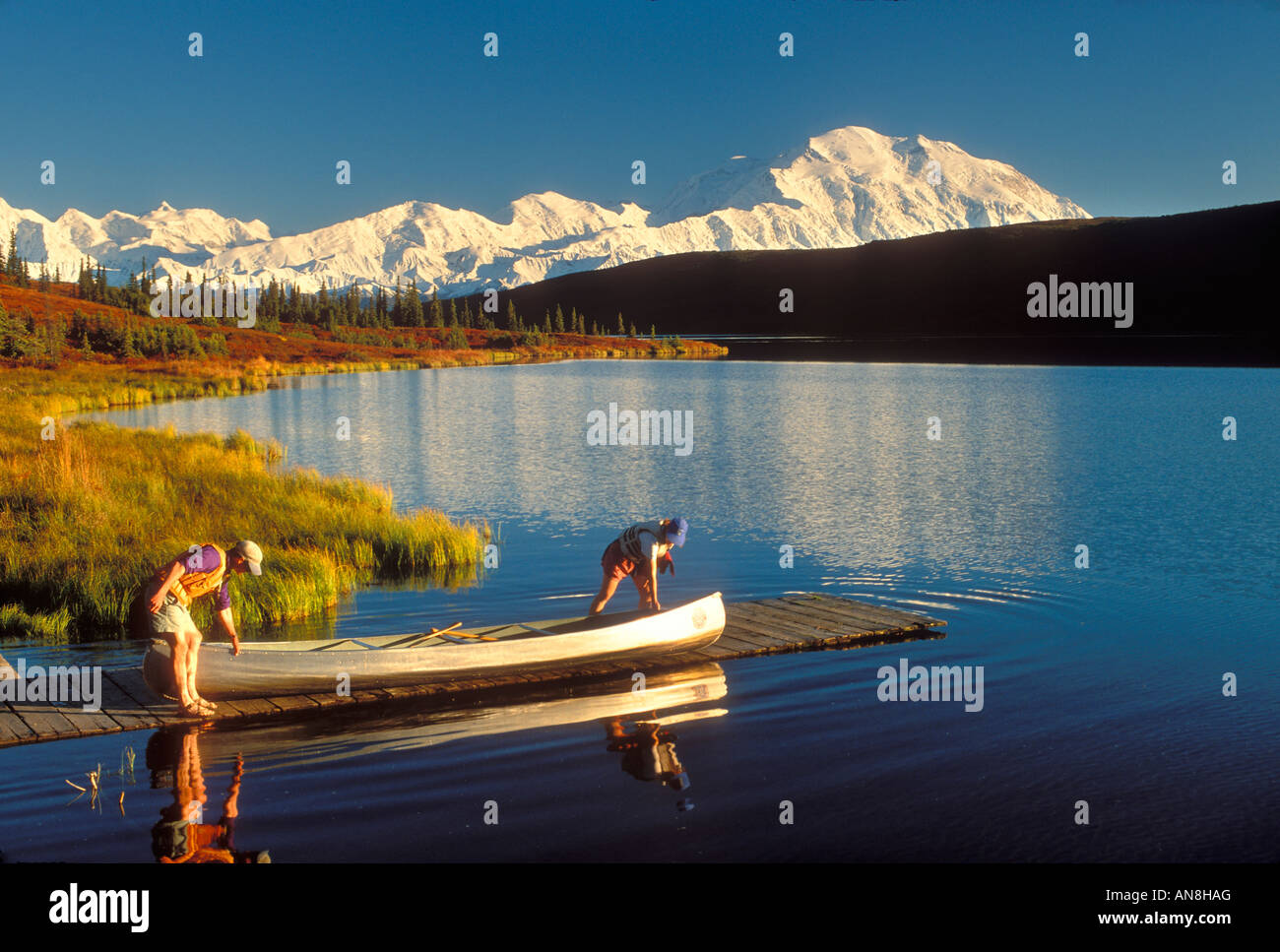 Canoers on lake hi-res stock photography and images - Alamy