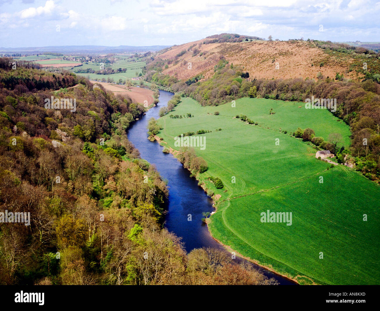 The River Wye flows through a steeply wooded valley at Symonds Yat ...