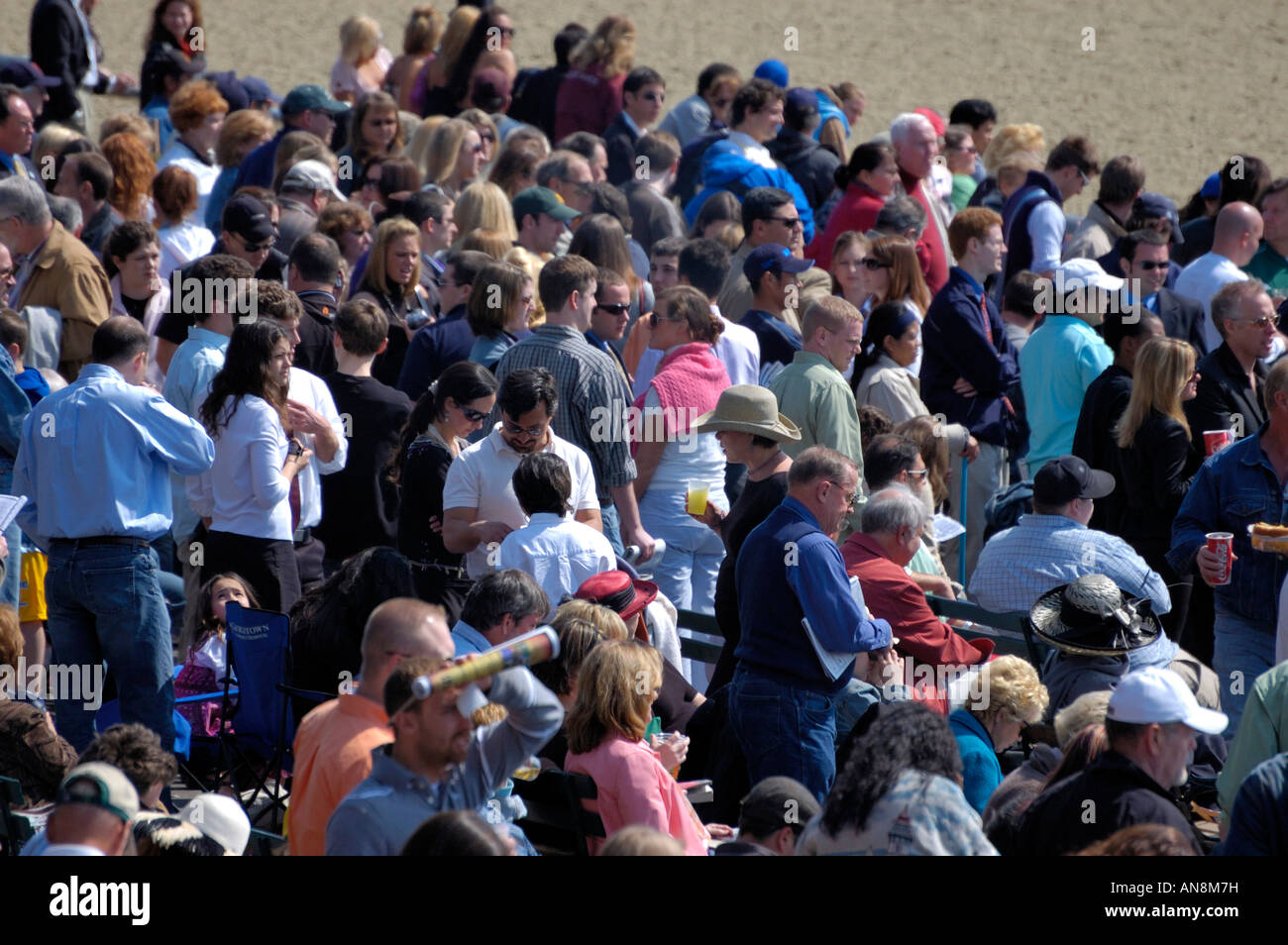 Crowd at horse racing course hi-res stock photography and images - Alamy