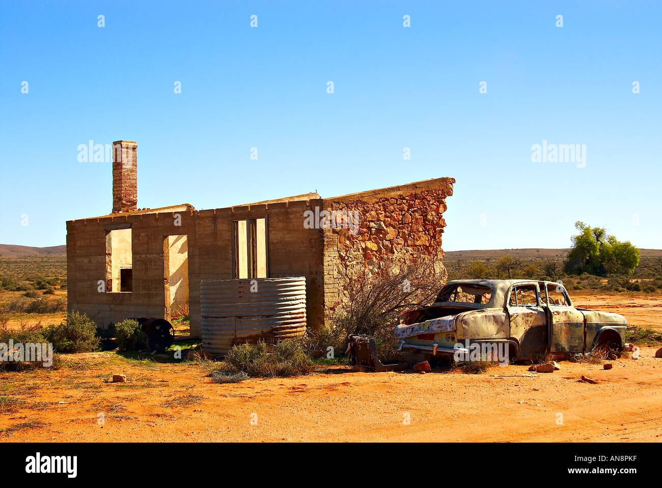 old car and ruins in outback australia Stock Photo - Alamy
