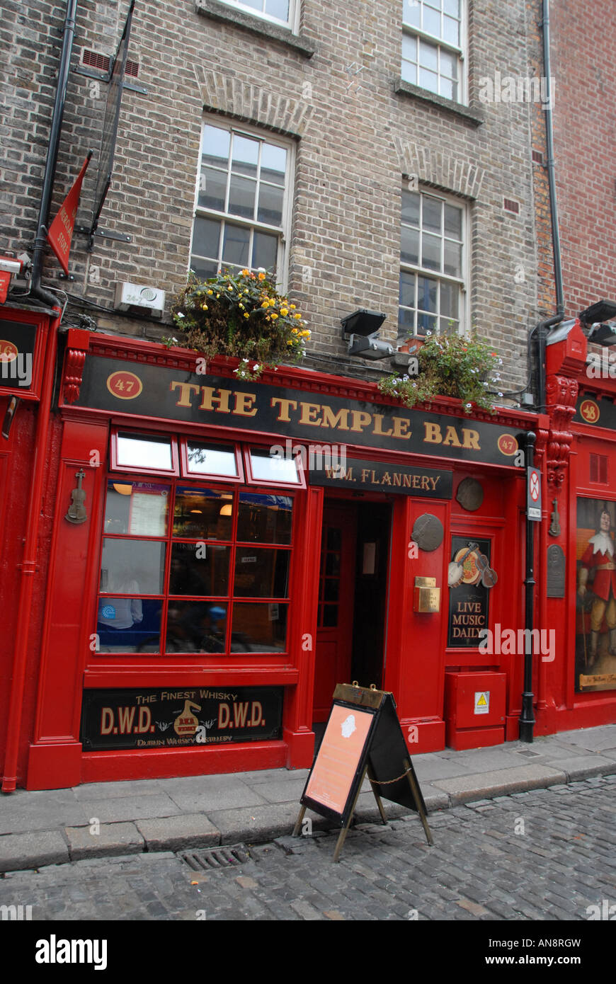 Temple Bar pub in the Temple Bar district of Dublin, Southern Ireland ...