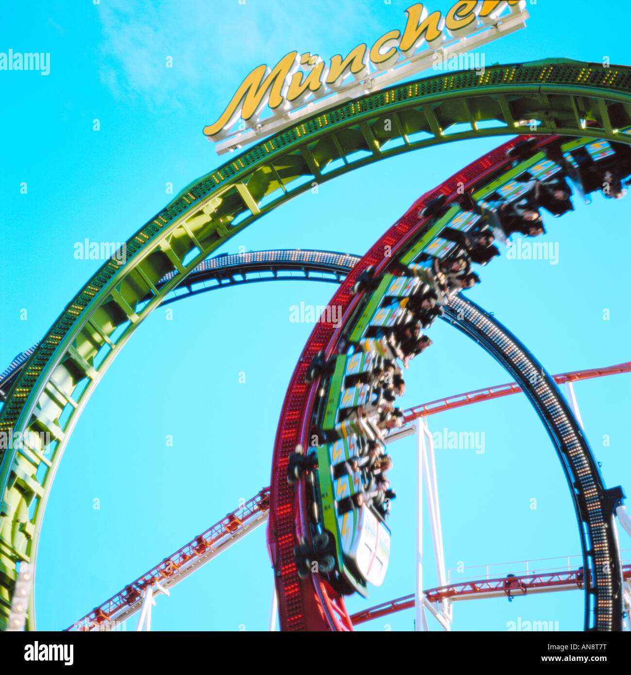 Loop the loop rollercoaster hi-res stock photography and images - Alamy