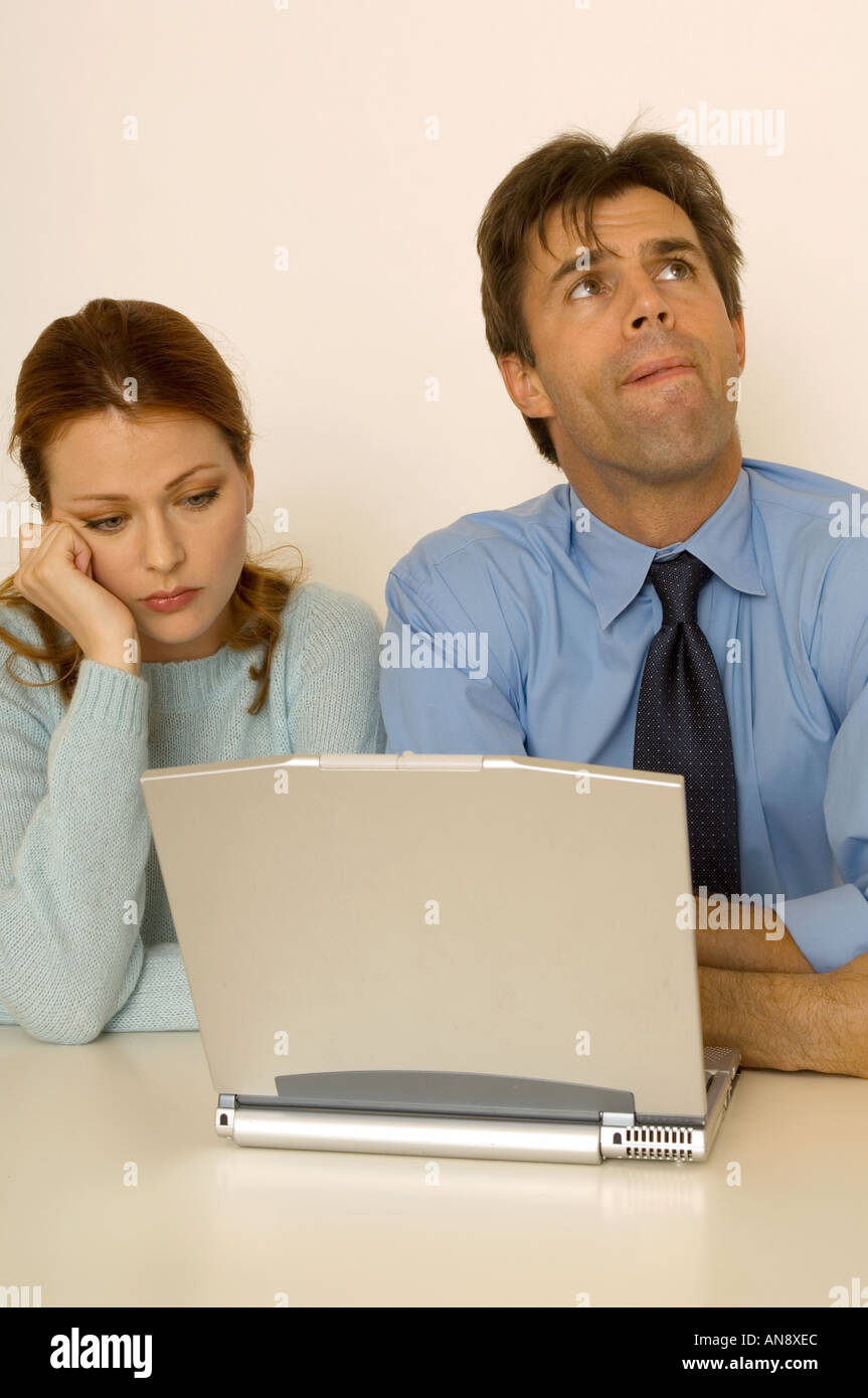 Couple look computer ponder hi-res stock photography and images - Alamy