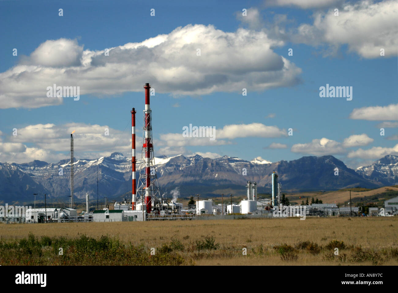 Alberta canada gas plant mountains hi-res stock photography and images ...