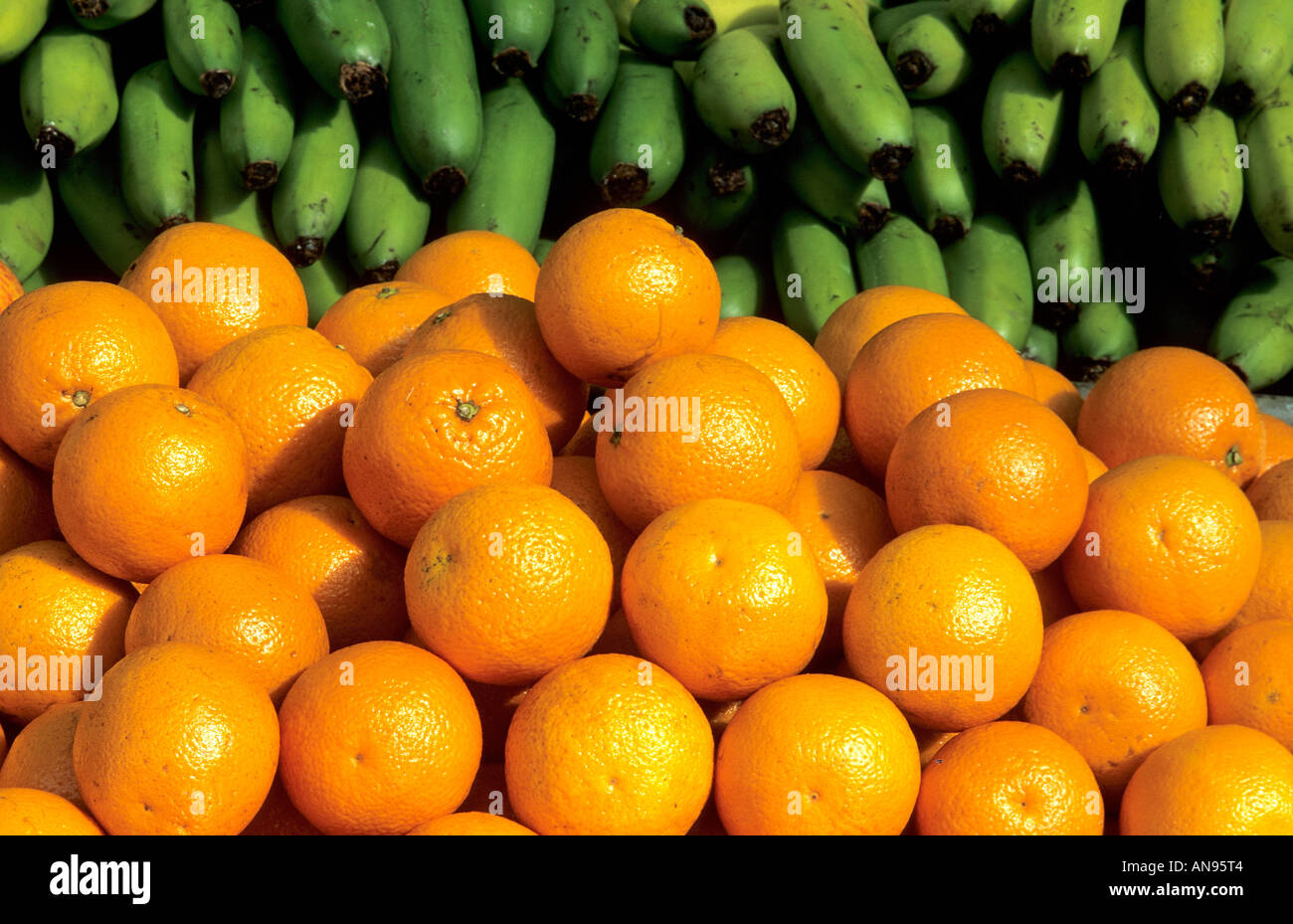 Oranges pile hi-res stock photography and images - Alamy