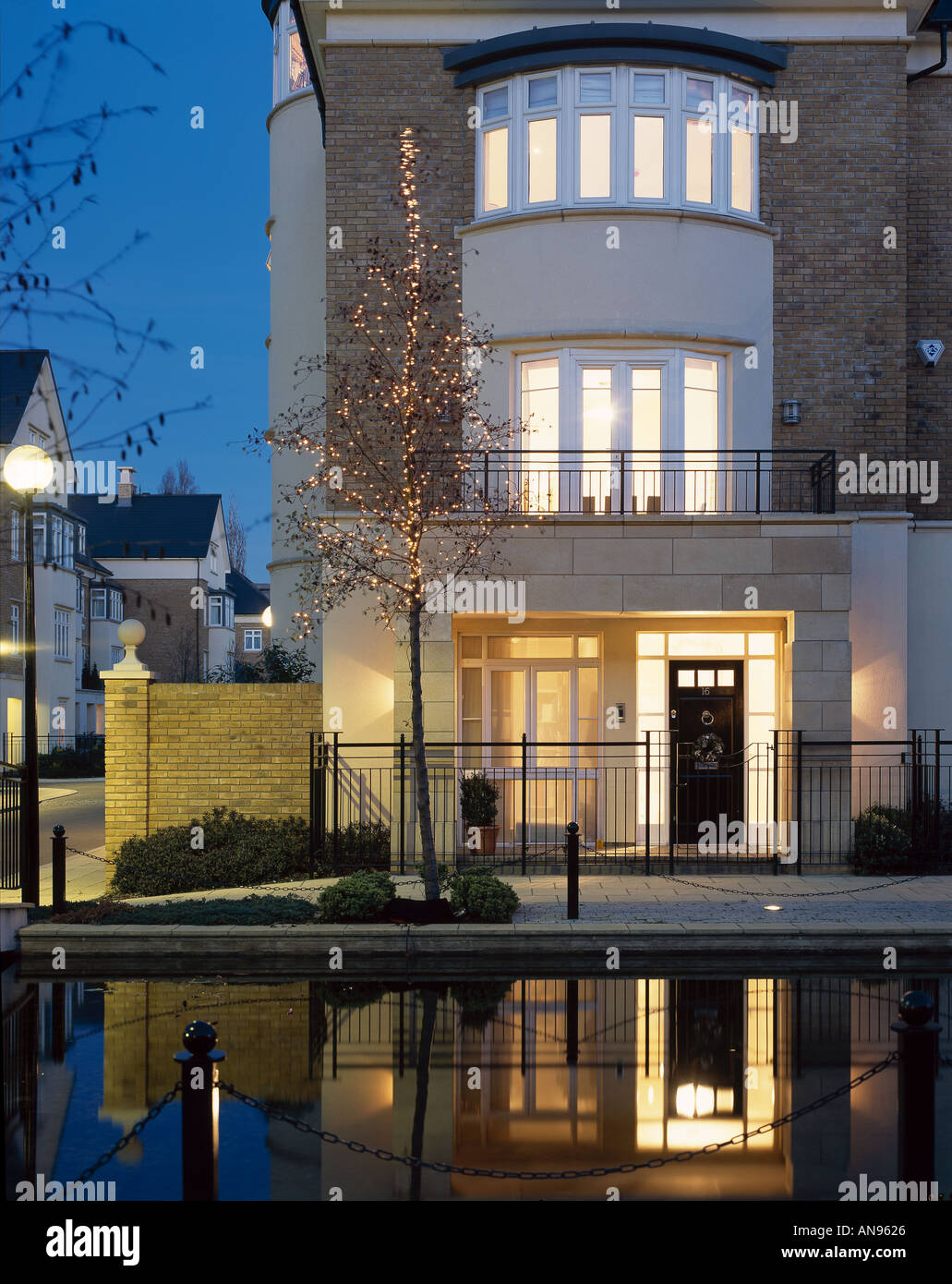 Kew Riverside, Kew. Developer: St. James Homes. Architect: John ...