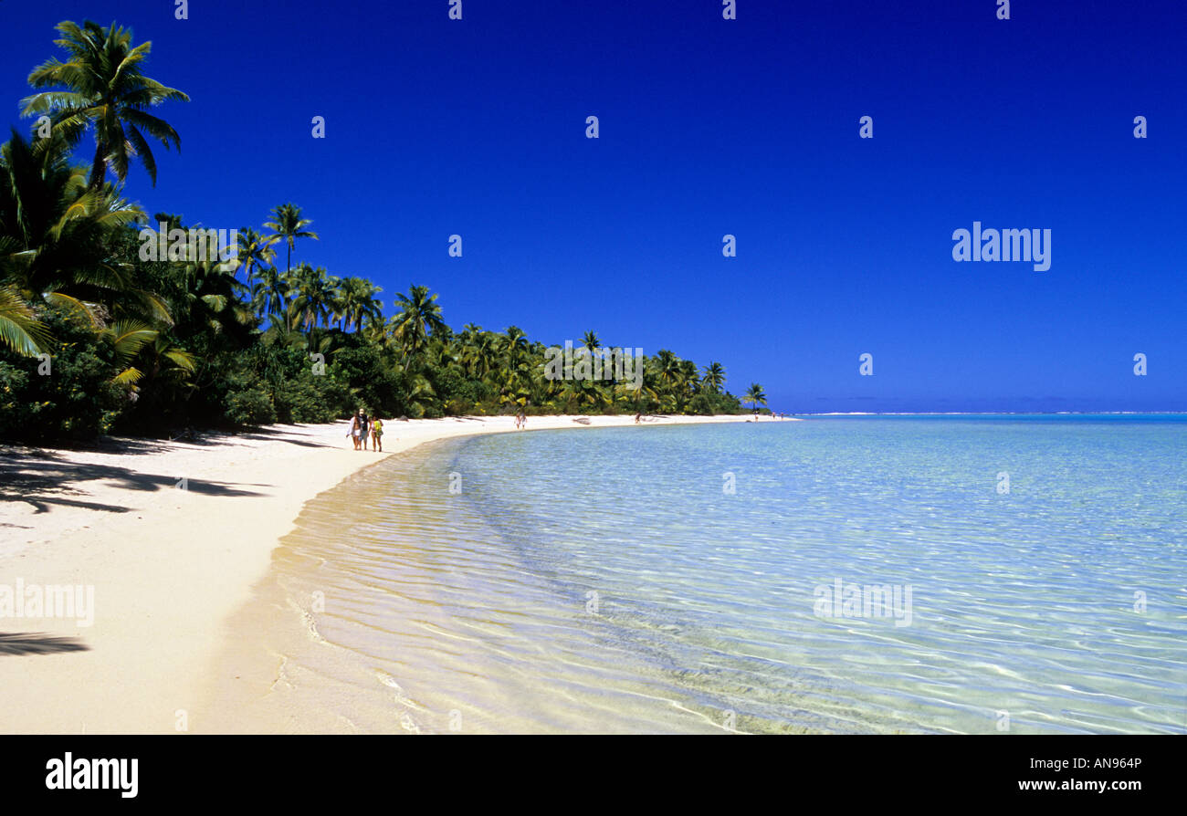 People walking on a picture postcard beach in remote Aitutaki atoll ...