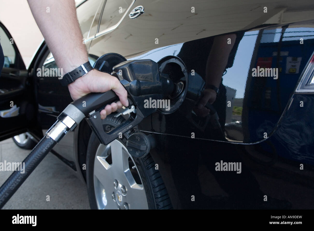 Filling a car with gas at a service station Stock Photo - Alamy