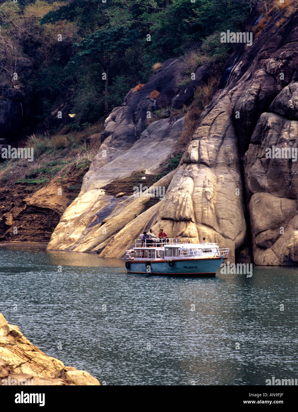 BOATING IN THE RESERVOIR OF KALLADA DAM IN THENMALA Stock Photo - Alamy