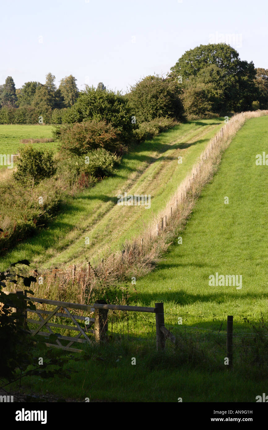 Country footpath Oxfordshire Stock Photo - Alamy