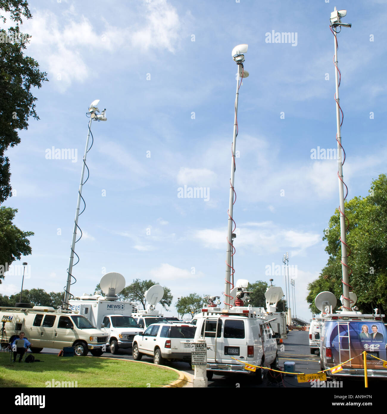 Satellite trucks hi-res stock photography and images - Alamy