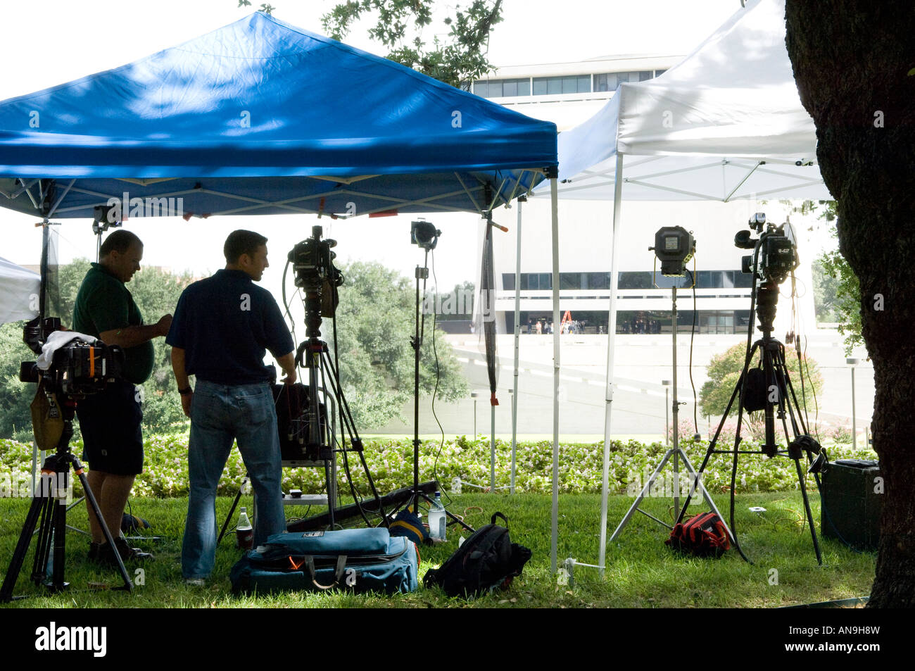 Setting up for media event hi-res stock photography and images - Alamy