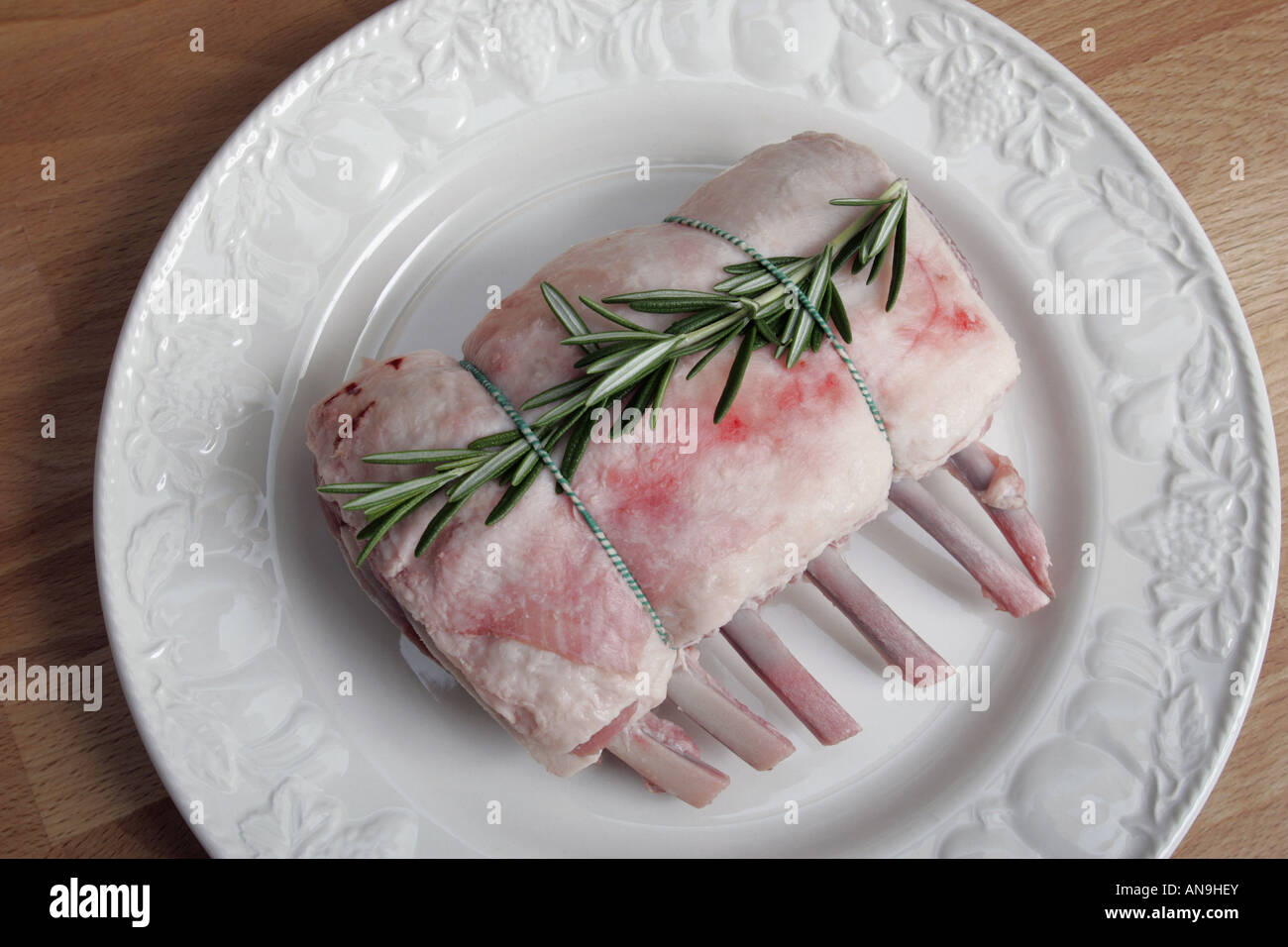 AN UNCOOKED RACK OF LAMB ON A PLATE Stock Photo - Alamy