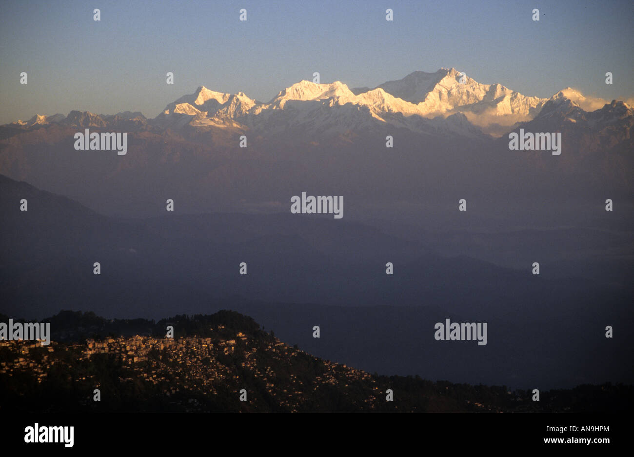 Sunrise at Tiger Hill with views of Darjeeling and Kanchenjunga and the ...