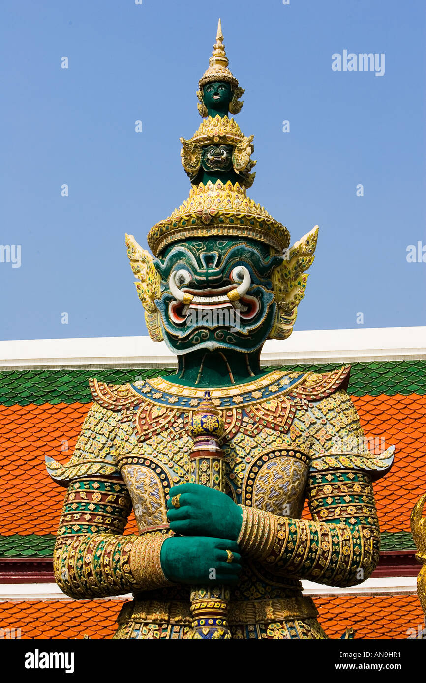 Demon Giant statue guards an entrance to The Grand Palace Bangkok ...
