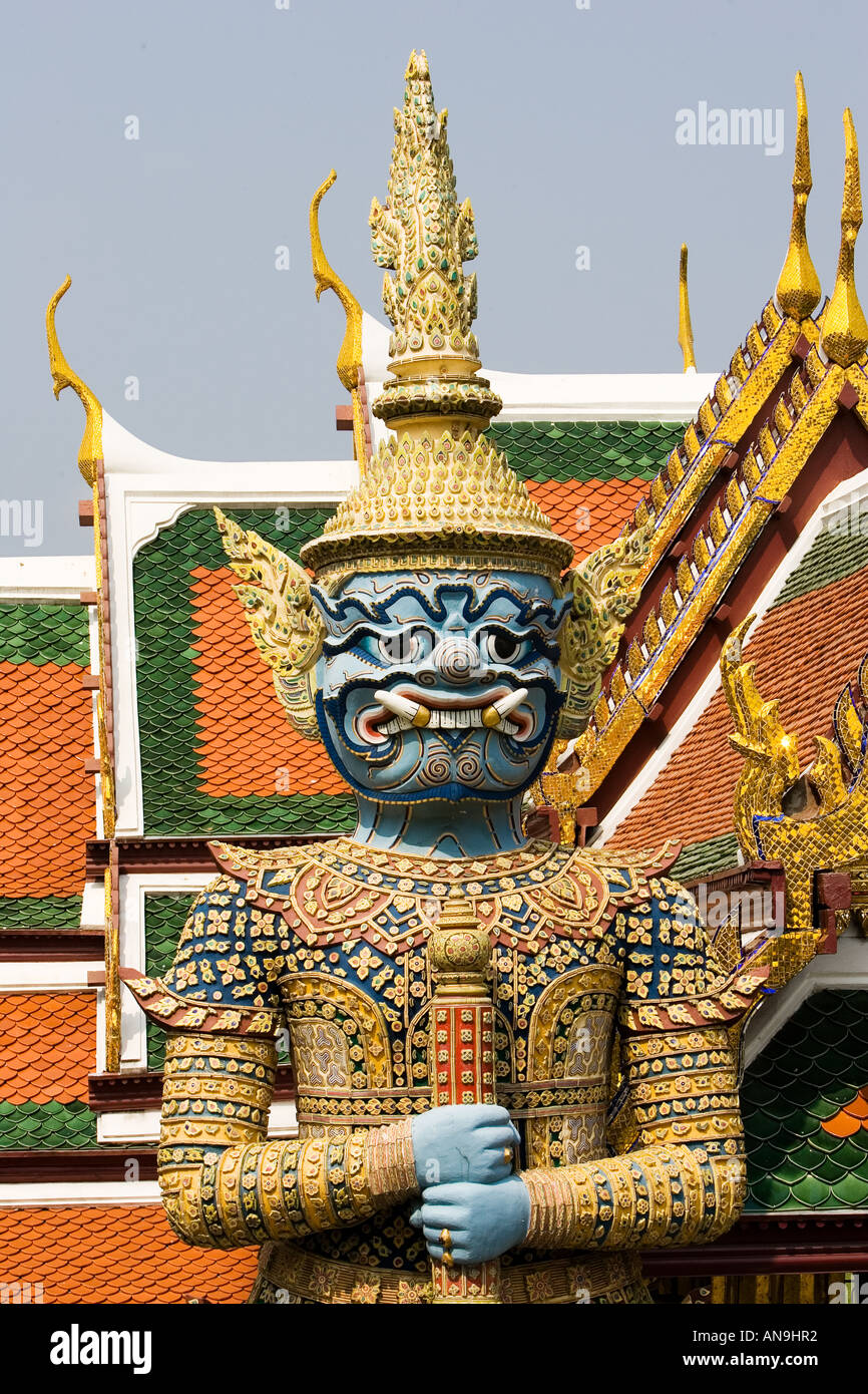 Demon Giant statue guards an entrance to The Grand Palace Bangkok ...