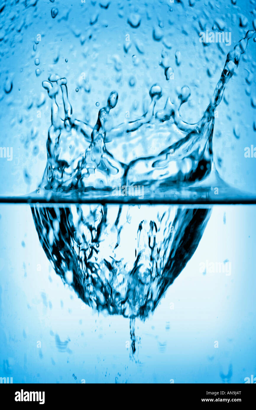 ICE CUBE SPLASHING INTO WATER Stock Photo - Alamy