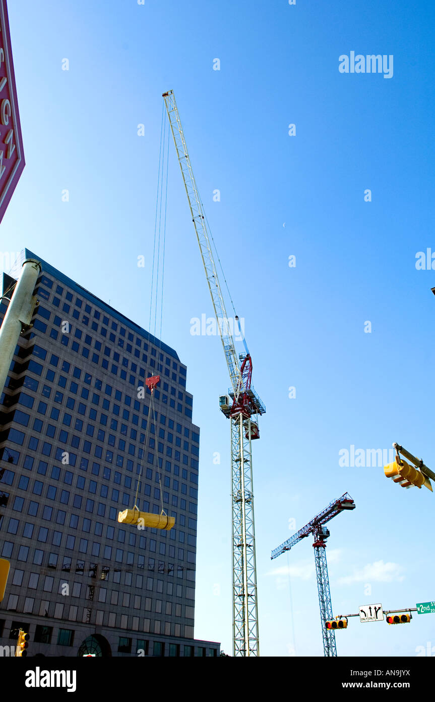 Moving skyscraper hi-res stock photography and images - Alamy