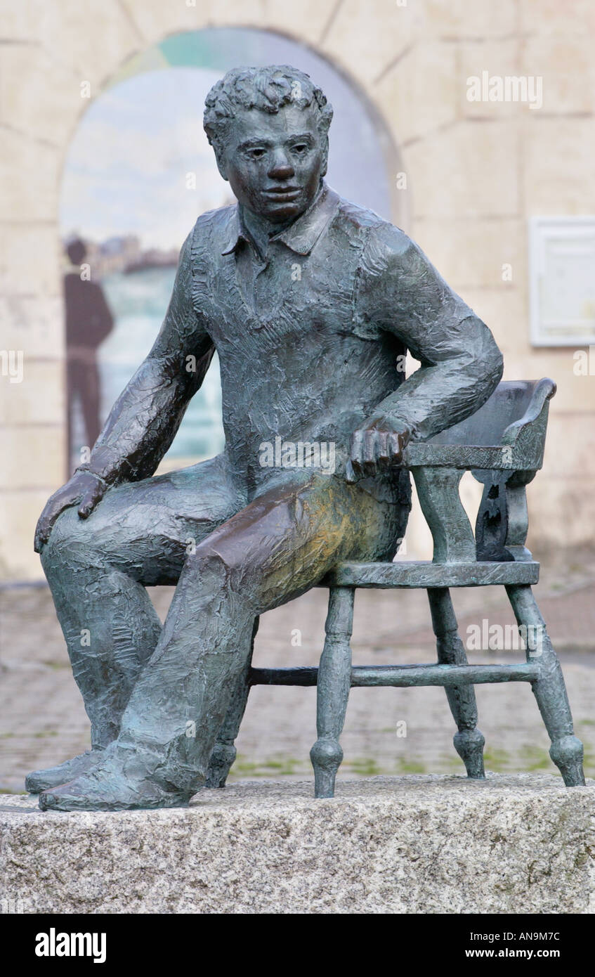 Dylan thomas statue swansea hi-res stock photography and images - Alamy
