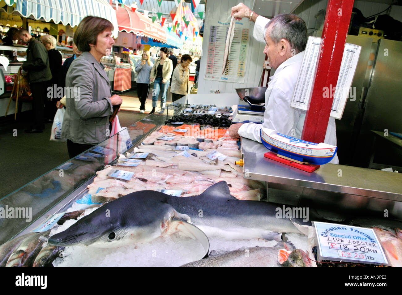 Fishmonger fishmongers fish monger mongers hi-res stock photography and ...