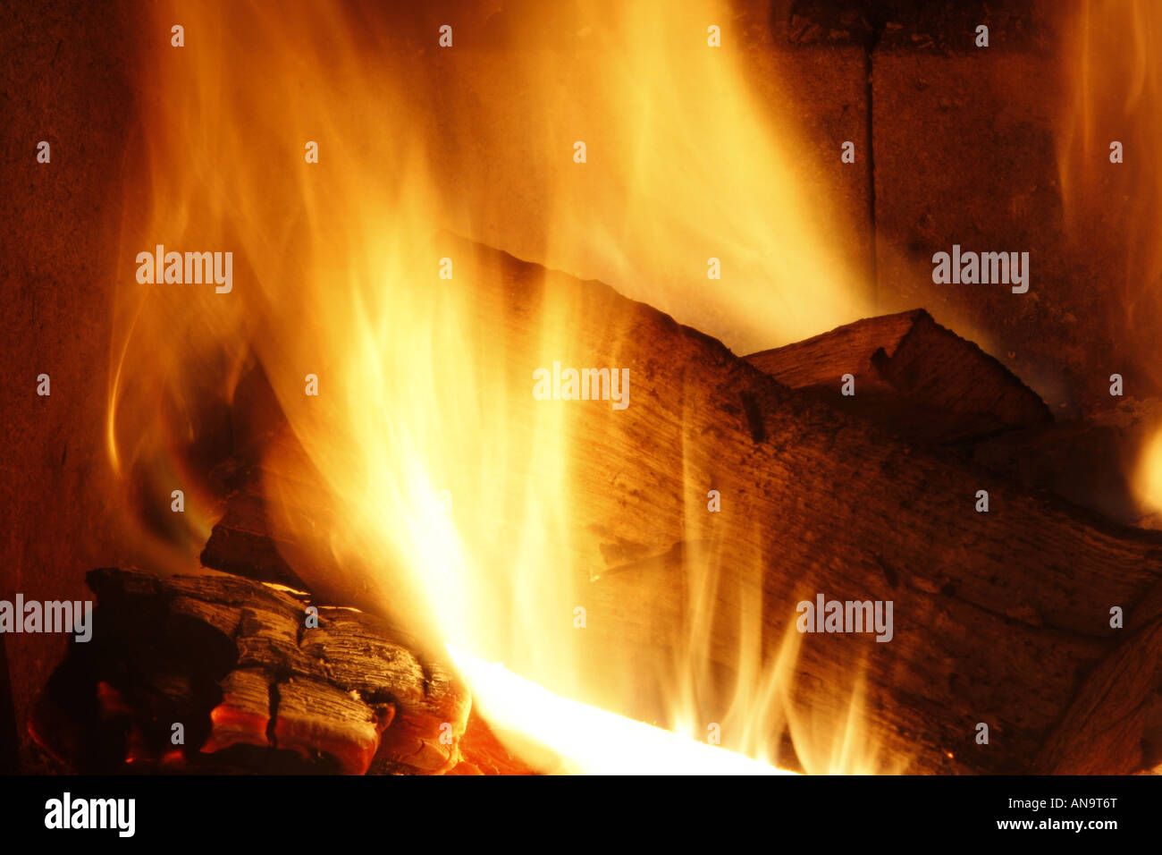 Log fire wood burning flames hi-res stock photography and images - Alamy