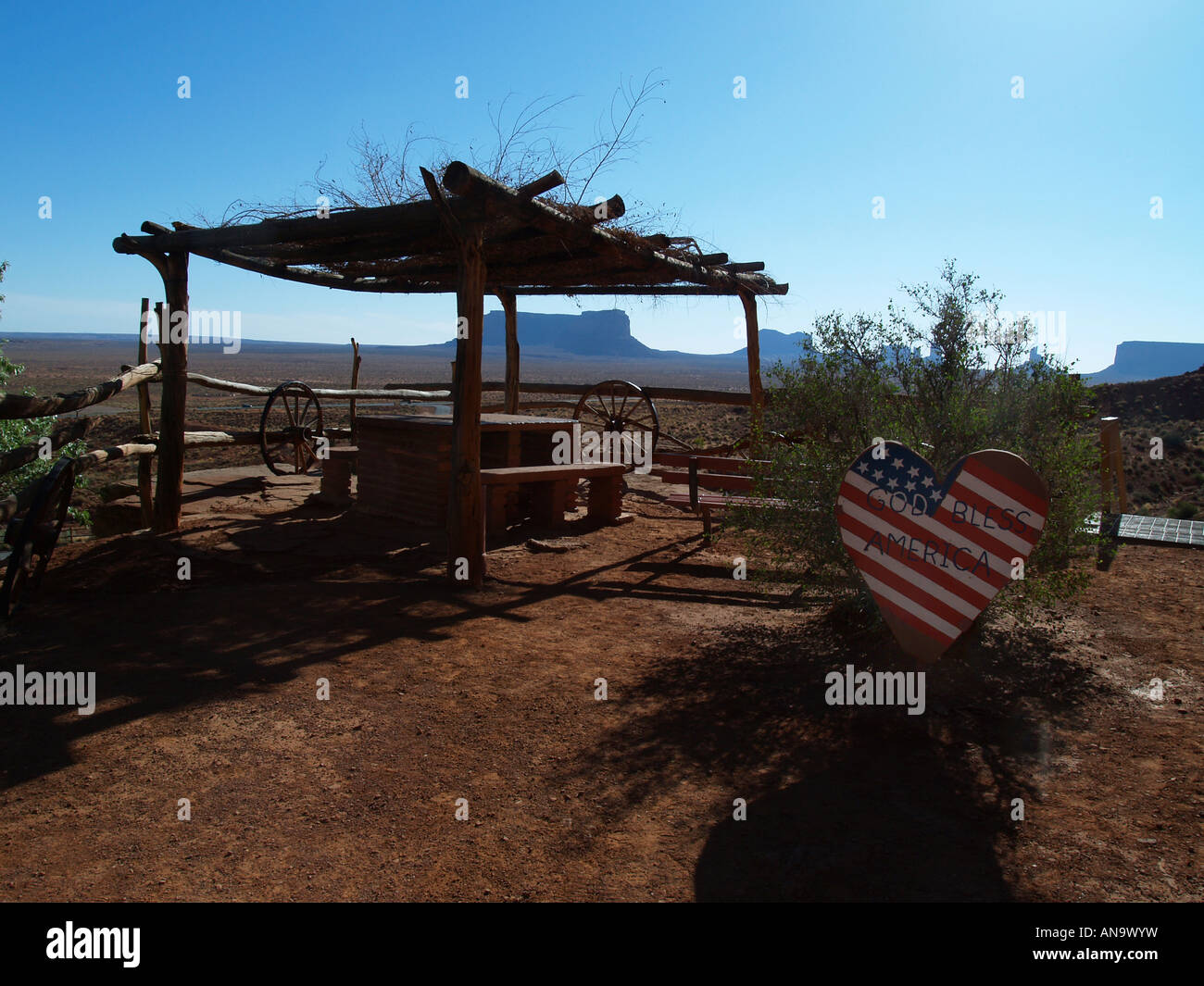 Picnic table and pergola overlooking Monument Valley Stock Photo - Alamy
