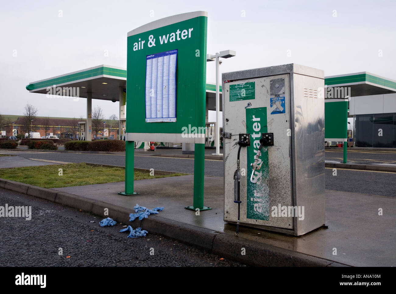 M40 service station hi-res stock photography and images - Alamy