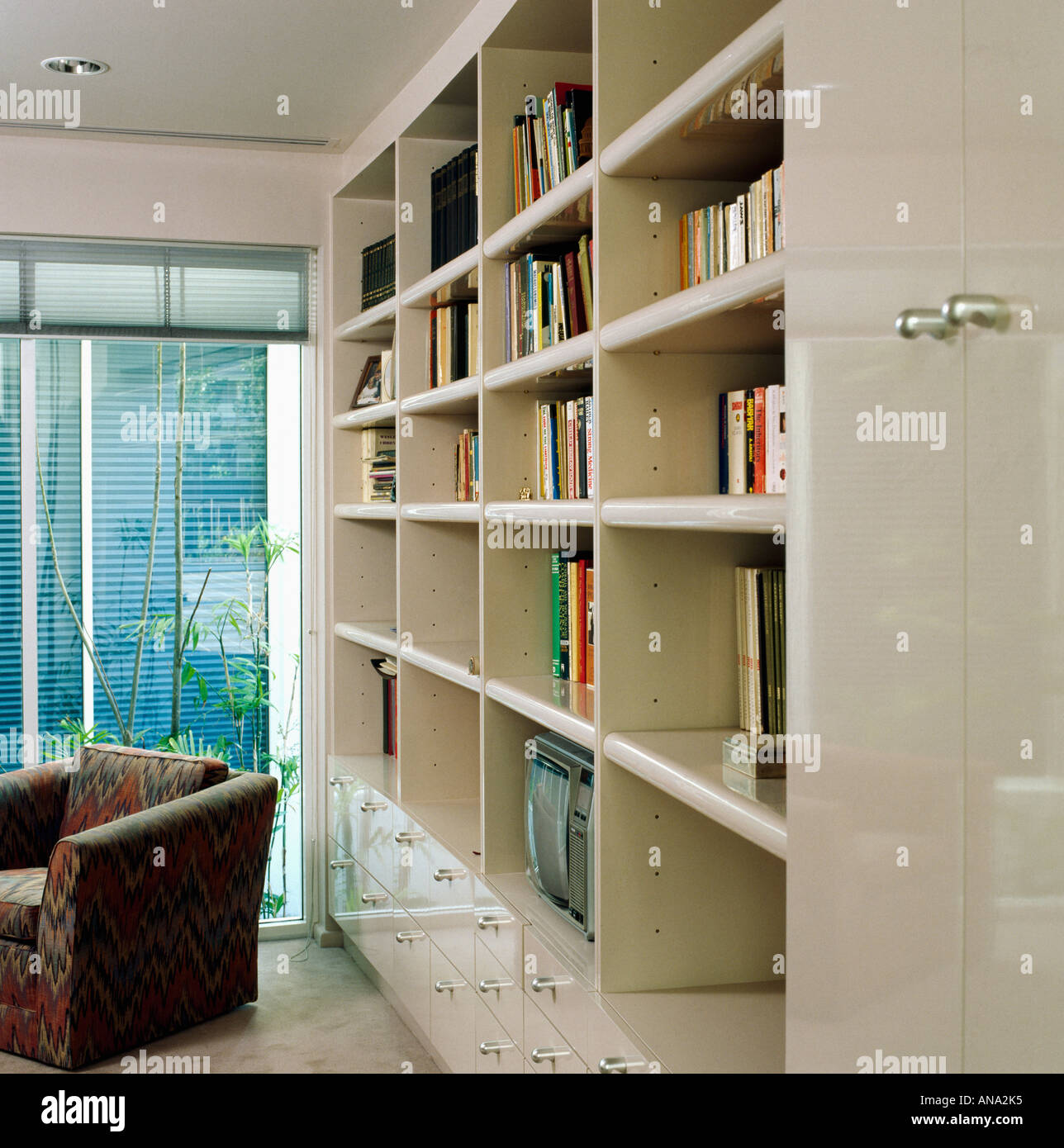 Modern monochromatic shelving hi-res stock photography and images - Alamy