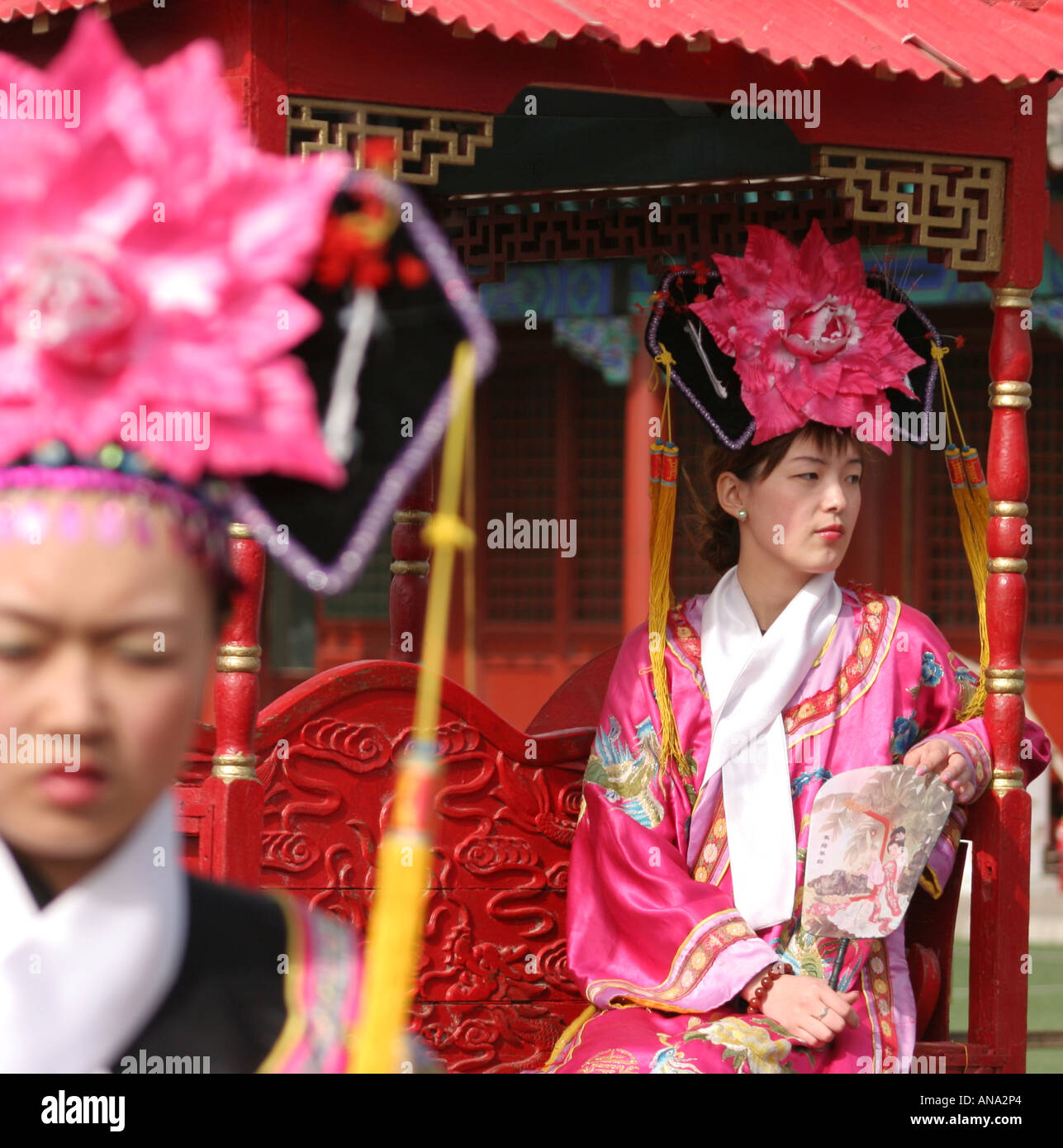 Chinese empress costume hi-res stock photography and images - Alamy