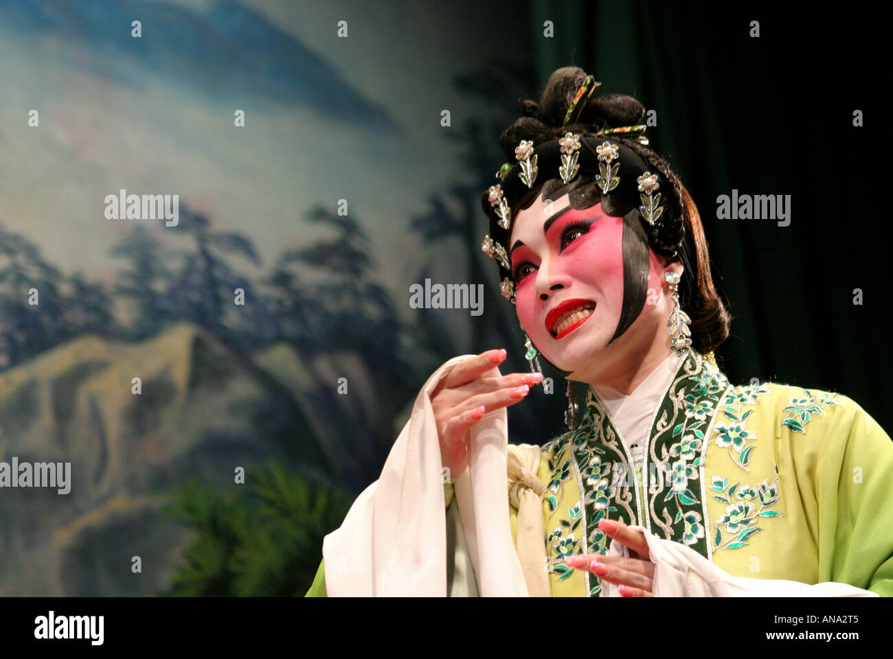 Chinese Opera. Dramatic performance from female artiste Stock Photo - Alamy