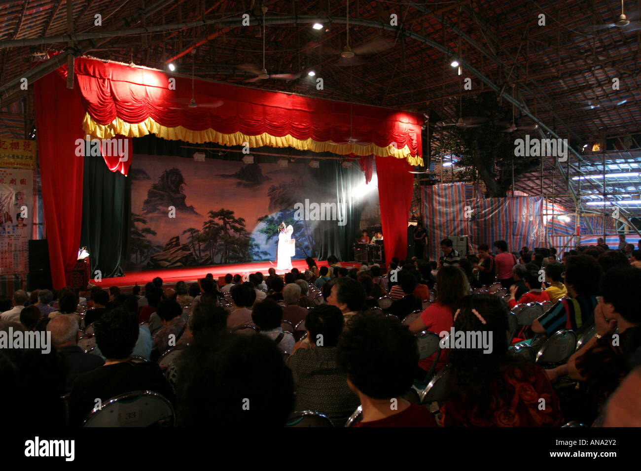 Theatre audience stage hi-res stock photography and images - Alamy