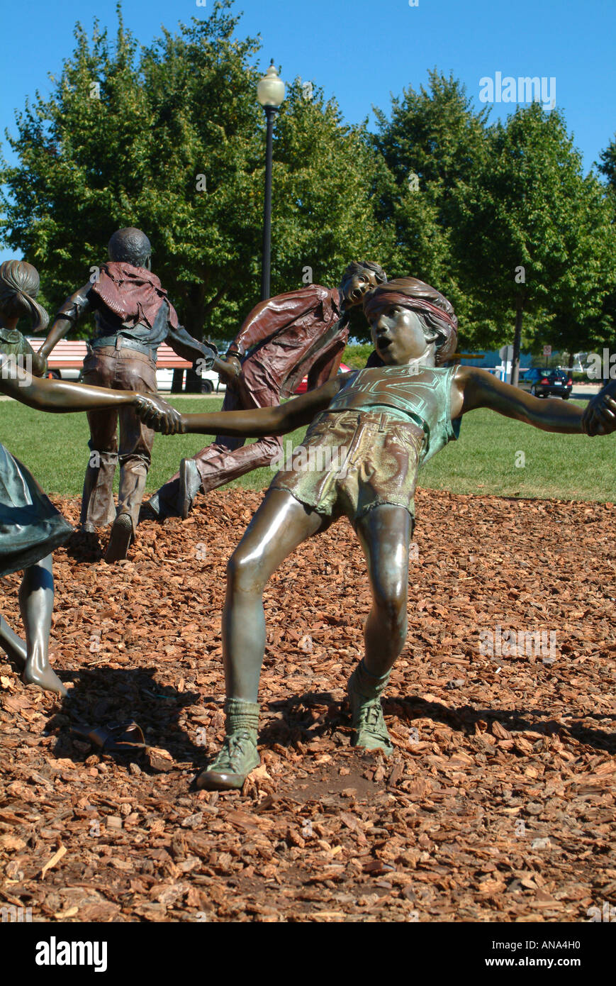 Children playing ring ring roses hi-res stock photography and images ...