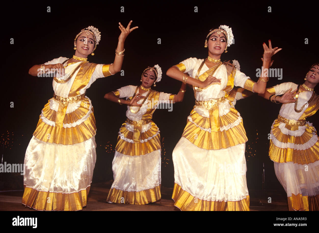 Mohiniyattam Group Dance