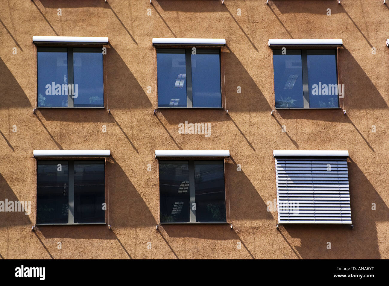 Façade with regular grid of windows hi-res stock photography and images ...