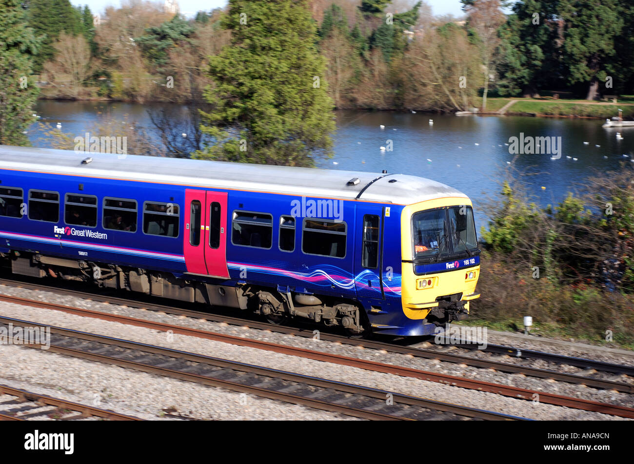 First Great Western class 165 diesel train passing Hinksey Lake, Oxford ...