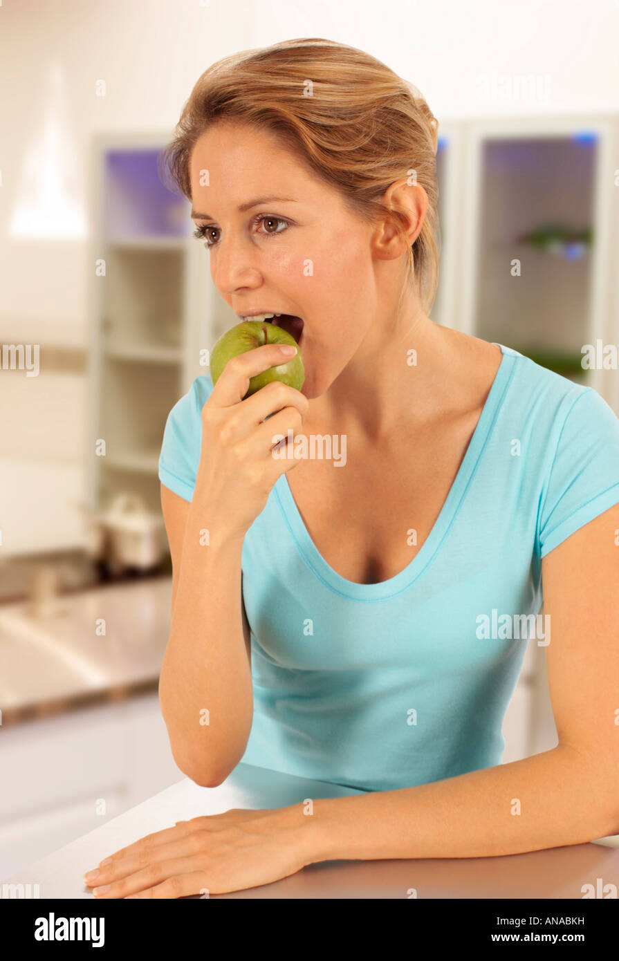 GIRL EATING GREEN APPLE Stock Photo - Alamy