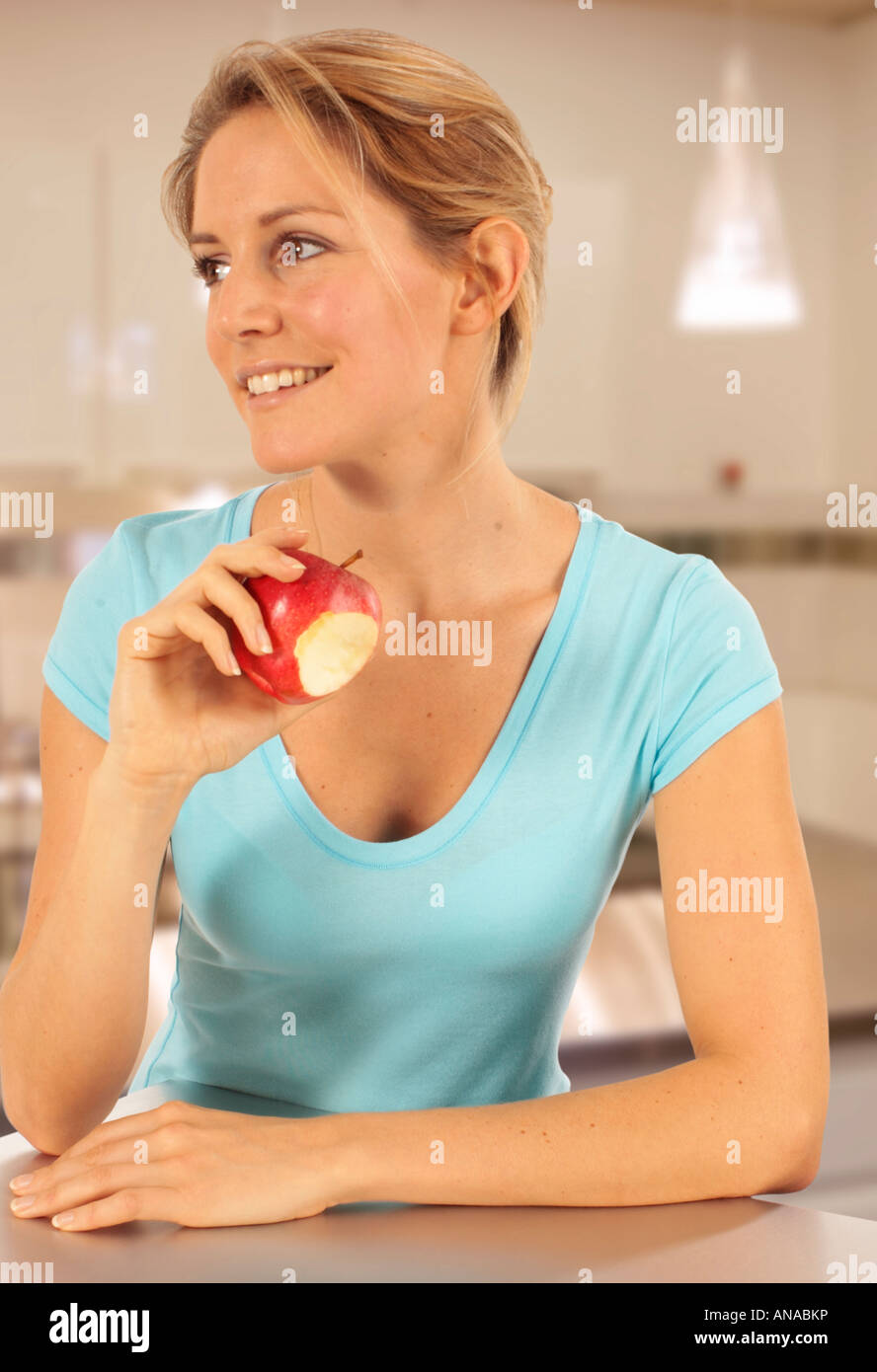 GIRL EATING RED APPLE Stock Photo - Alamy