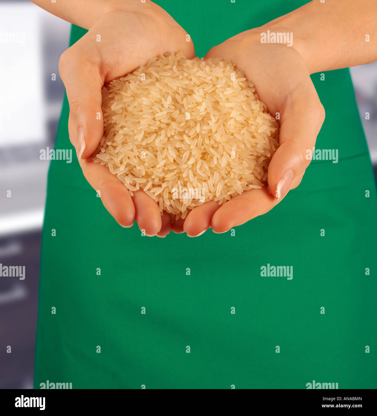HANDFUL OF LONG GRAIN RICE Stock Photo - Alamy